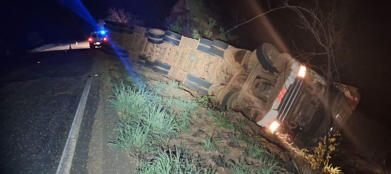 Acidente em Paracatu: Caminhão Carregado de Soja Tomba na MG-188 Após ...